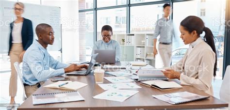 팀워크 계획 및 재무는 바쁜 회의실에서 사무실에서 만나는 비즈니스 사람들 팀입니다 회사의 비전과 사명에 대해 일하는 그룹과의