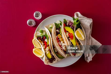 채식 간식 구운된 야채 아보카도 Feta 치즈 작은 달콤한 고추와 샐러드와 레몬과 올리브 오일 소스와 타코 음식 배경 0명에 대한 스톡 사진 및 기타 이미지 Istock