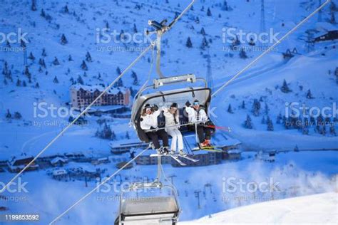 스키 리프트에 행복 한 스키어 올라가고 배경에 산 봉우리와 아름다운 겨울 풍경 이탈리아 알프스 돌로미티 3 명에 대한 스톡 사진 및 기타 이미지 Istock