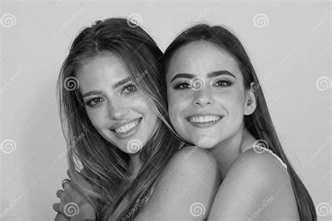Vestida De Dois Belos Modelos De Namoradas Felizes E Sorridentes Duas