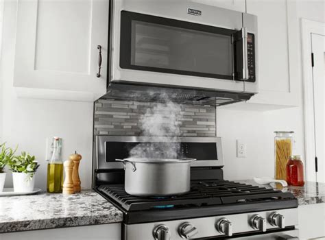 Почему американцы над плитой вешают не вытяжку, а микроволновую печь