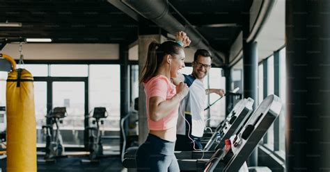 현대적인 피트니스 체육관에서 러닝머신을 달리는 젊은 남자와 여자 사진 Unsplash의 세르비아 이미지