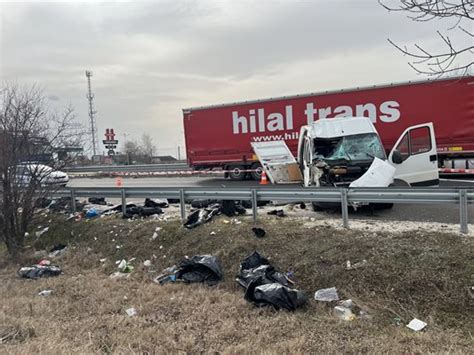 Арестуваха мъж ескортирал буса с мигранти който катастрофира на Тракия