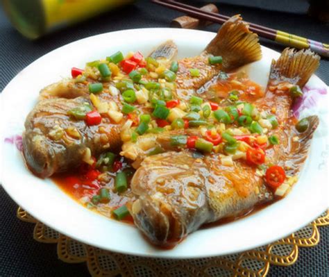 这样做法的红烧草鱼块不腥鱼肉更鲜嫩，家常做法很简单越炖越好吃 知乎