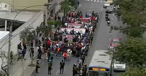 Colectiveros Informales Bloquearon Vías En El Cercado De Lima Y Agredieron A Fiscalizadores De