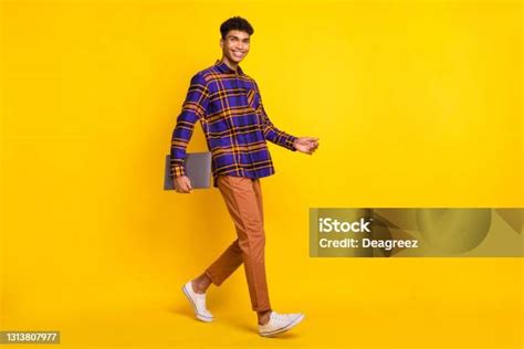 젊은 흑인 남자의 전체 길이 프로필 측면 사진 이동 산책 단계 개최 노트북 회의 격리 위에 노란색 색상 배경 노트북에 대한 스톡 사진 및 기타 이미지 Istock