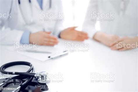 청진기는 의사와 환자 앞에 태블릿 컴퓨터에 누워 배경에 서로 가까이 앉아 있습니다 의학 의료 개념 16 17 살에 대한 스톡 사진 및 기타 이미지 Istock