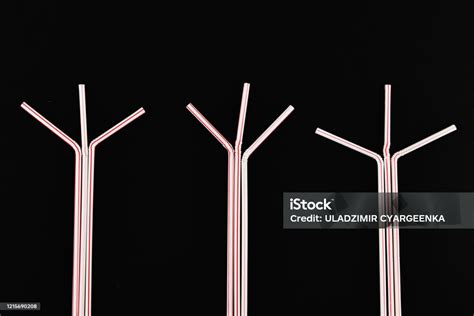 플라스틱으로 만든 나무 플라스틱으로 인한 환경 적 손상 나무의 형태로 플라스틱 튜브 플라스틱에 의한 환경 오염 개념 작용 가방에 대한 스톡 사진 및 기타 이미지 Istock