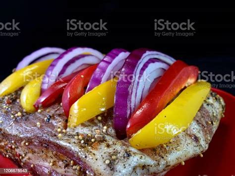 검은 배경에 야채와 튀긴 고기의 큰 조각 달콤한 후추와 향신료와 스테이크 갈비 오븐에서 굽기위한 돼지 고기와 송아지 고기 0명에 대한 스톡 사진 및 기타 이미지 Istock