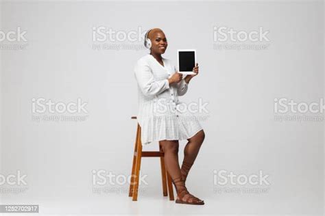 회색 배경에 캐주얼 착용젊은 아프리카 계 미국인 여성 바디 포지티브 여성 캐릭터 플러스 크기 사업가 아프리카 민족에 대한 스톡 사진 및 기타 이미지 Istock