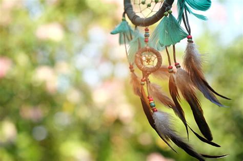 소프트 포커스 꿈 캐처 푸른 산호와 자연 Bokeh 배경 선택적 초점 흐리게 하 고 네이티브 아메리칸 드림 포 수입니다 Boho 세련 된 민족 부적입니다 거미에 대한 스톡