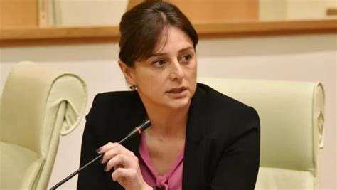 დაიმახსოვრეთ კარგად ქალი რომელიც ძირს უთხრის საქართველოს წყალს ასხამს რუსეთის და ყველა იმ