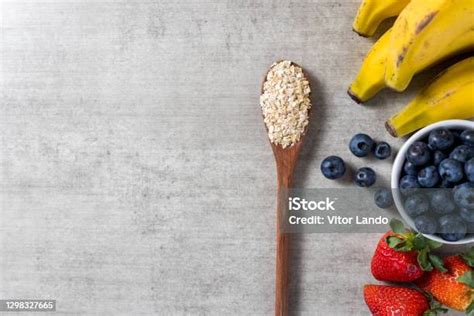 귀리로 가득 찬 숟가락과 나무 테이블에 신선한 건강한 과일이있는 배경 바나나 블루베리 딸기 맨 위 보기입니다 공간을 복사합니다 과일에 대한 스톡 사진 및 기타 이미지