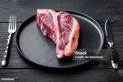 이탈리아 피렌체 T 뼈 건조 숙성 쇠고기 고기 스테이크 접시에 검은 나무 테이블 배경에 0명에 대한 스톡 사진 및 기타 이미지 0명 건조한 고기 Istock