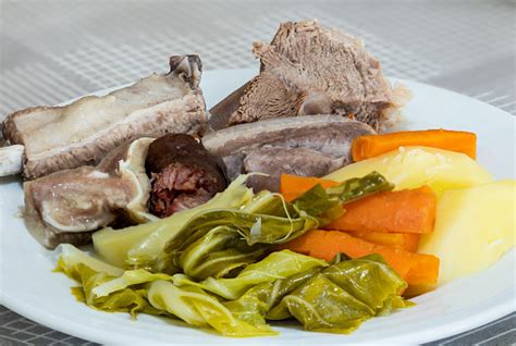 삶은 감자와 채소를 곁들인 소고기와 돼지고기로 만든 수제 포르투갈 스튜 코지도 포르투갈요리 감자 요리에 대한 스톡 사진 및 기타 이미지 Istock