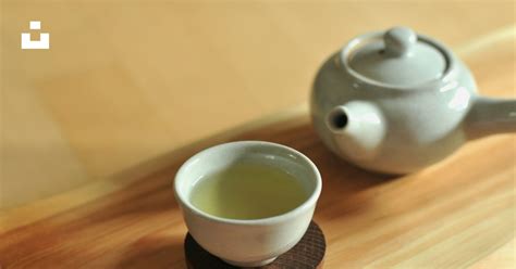 갈색 나무 테이블에 흰색 세라믹 찻잔 사진 Unsplash의 무료 도기 이미지