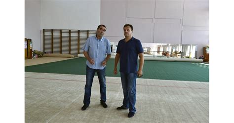 Кметът Даниел Панов инспектира ремонтите на зали на стадион Ивайло