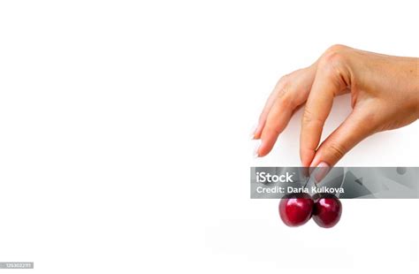 프렌치 매니큐어를 가진 여자는 2 신선한 빨간 체리를 들고있다 건강한 생활방식에 대한 스톡 사진 및 기타 이미지 건강한 생활방식 건강한 식생활 과일 Istock