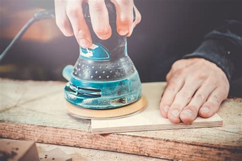 목공 나무 샌드링 목공용 궤도 샌들 목수는 분쇄기로 나무 제품을 갈아 전기사포에 대한 스톡 사진 및 기타 이미지 전기사포 남자 손 Istock