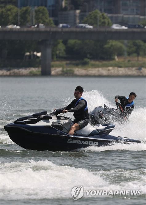 제트스키로 물살을 가르며 연합뉴스