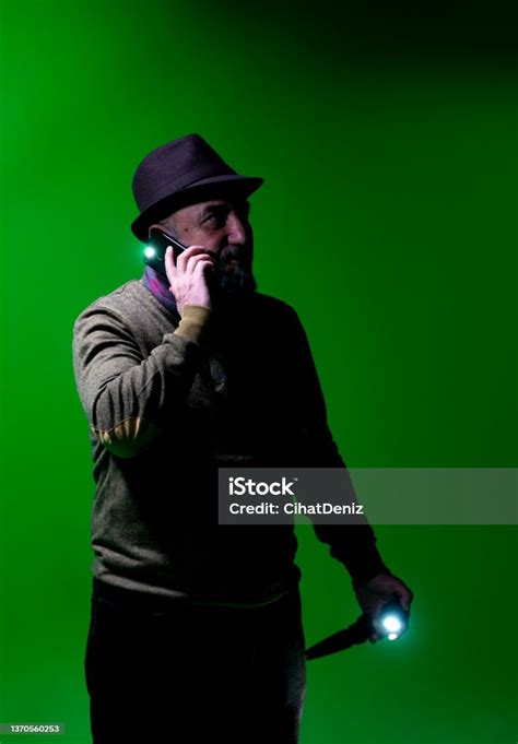 녹색 배경스튜디오에서 인공 조명 앞에서 포즈를 취하는 남자 50 54세에 대한 스톡 사진 및 기타 이미지 50 54세 개성