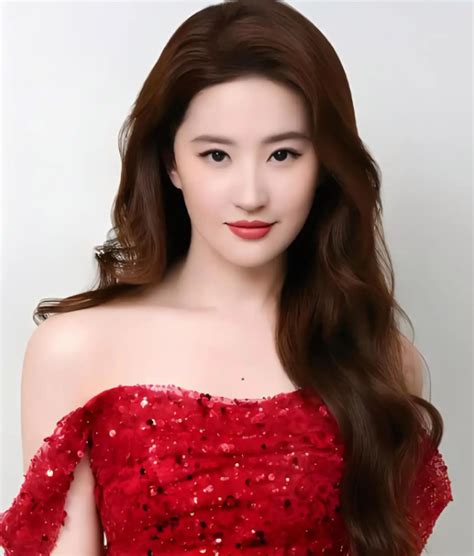 刘亦菲华为直播美到窒息，穿黄裙堪称 最美女司机”，曾自驾从罗马开到瑞士