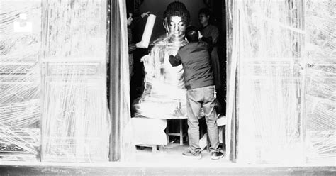 흰색 긴팔 셔츠에 아기를 안고 있는 검은색 재킷을 입은 남자 사진 Unsplash의 무료 아날로그 사진 이미지