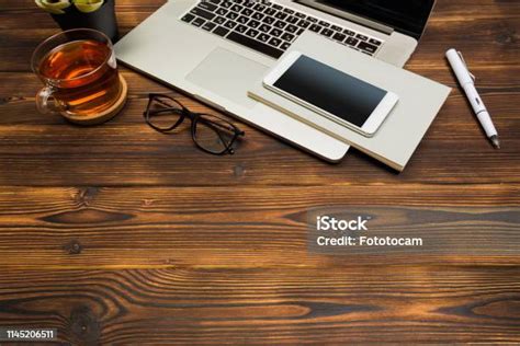 복사 공간을 가진 최고 보기 나무로 되는 사무실 책상심상 0명에 대한 스톡 사진 및 기타 이미지 0명 공란 노트북 Istock