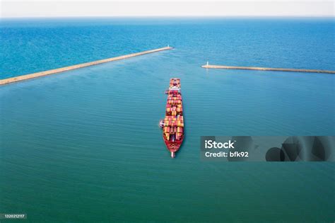 수입 및 수출 사업 물류용 컨테이너 컨테이너 상자를 운반하는 컨테이너 화물선의 항공 보기 컨테이너선에 대한 스톡 사진 및 기타 이미지 컨테이너선 배경 주제 드론 시점