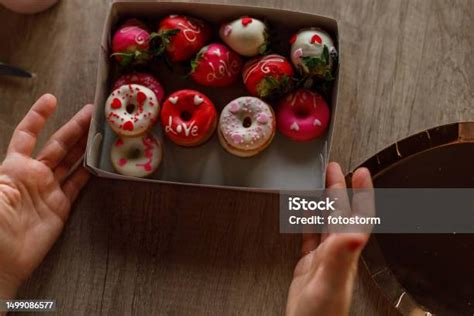 귀여운 작은 도넛과 초콜릿으로 덮인 딸기로 가득 찬 상자를 포장하는 여자 도넛에 대한 스톡 사진 및 기타 이미지 도넛 밸런타인데이 하트 모양 Istock