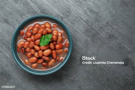회색 테이블에 파슬리를 곁들인 강낭콩 통조림 그릇 평면도 텍스트를 위한 공간 0명에 대한 스톡 사진 및 기타 이미지 0명 강낭콩 개체 그룹 Istock