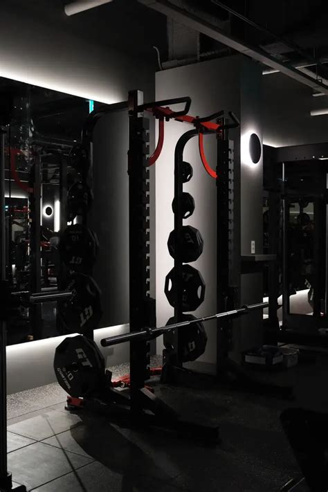 시크한 블랙톤 200평 대형 피트니스 센터 인테리어