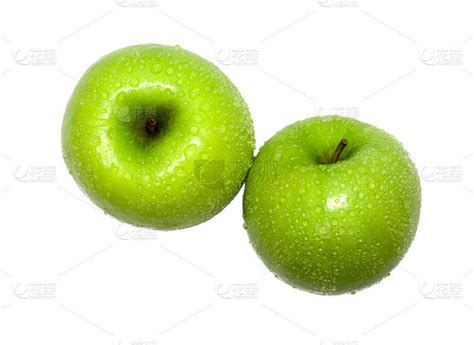 青苹果与露水孤立在白色。食物健康