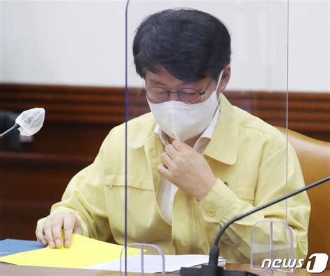 자료보는 안경덕 고용노동부 장관 네이트 뉴스