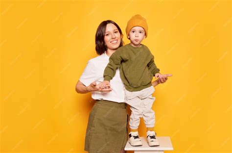 Feliz Joven Madre Con Su Lindo Hijito Posando Aislado Sobre Fondo Amarillo Brillante Amor