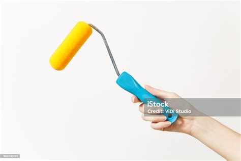 흰색 배경에 고립 벽 그림에 대 한 여성의 손 수평 보유 페인트 롤러의 닫습니다 재건축 아파트 룸 악기입니다 수리 가정 개념입니다 광고에 대 한 공간을 복사 합니다 가정