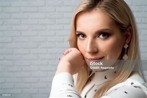 흰색 셔츠를 입고 젊은 예쁜 여자입니다 스튜디오 배경 검은색에 대한 스톡 사진 및 기타 이미지 검은색 경영자 귀여운 Istock