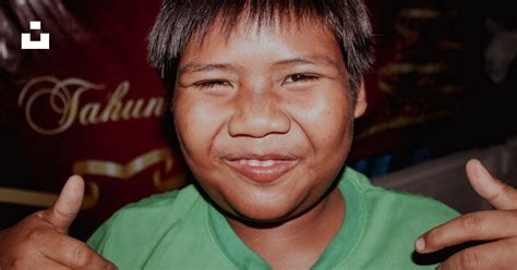 Un Jeune Garçon Faisant Le Signe Du Pouce Levé Photo Photo Orang Asli
