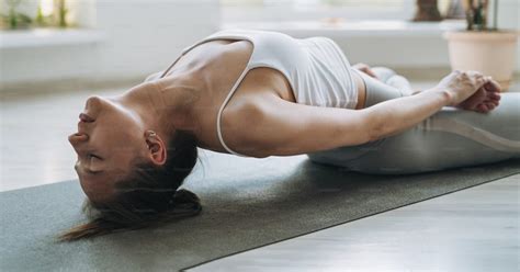 젊은 맞는 여자는 그린 하우스 식물이 있는 가벼운 요가 스튜디오에서 아사나를 하는 요가를 연습한다 사진 Unsplash의