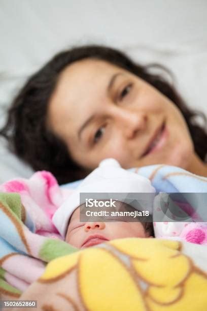 태어난 날 병원에서 엄마와 함께 있는 갓 태어난 소녀 모성 개념 30 34세에 대한 스톡 사진 및 기타 이미지 30 34세 가족 건강관리와 의술 Istock