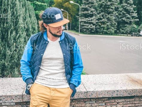 블루 자 켓에 빈 회색 티셔츠 이랑 라벨을 가진 파란 모자 입고 젊은 수염 남자의 사진 T 셔츠에 대한 스톡 사진 및 기타 이미지 T 셔츠 관능 구매 Istock