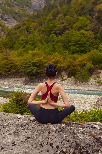 자연에서 요가 수업 혼자 스포츠를 하는 개념 사회적 배제 한 여성이 산하의 흐름 근처에서 바위 위에서 요가를 합니다 30 34세에 대한 스톡 사진 및 기타 이미지 Istock
