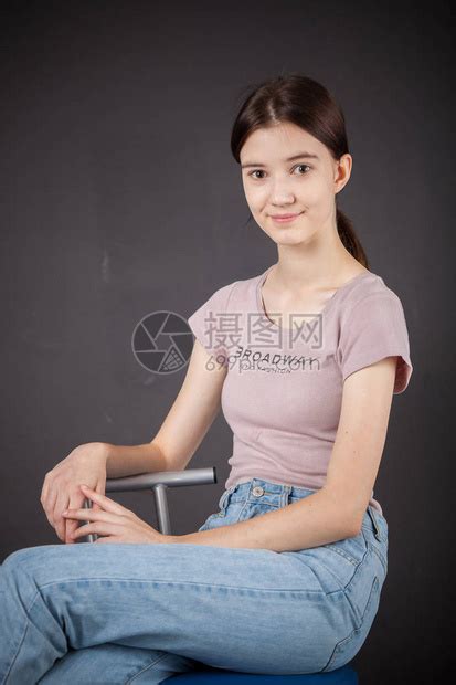 严肃的面部表情高清图片下载 正版图片503841404 摄图网