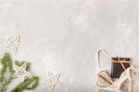 문자열 가방 전나무 가지와 텍스트 장소와 별 장식에 집에서 만든 선물과 크리스마스 플랫 누워 쇼핑백에 대한 스톡 사진 및 기타 이미지 Istock