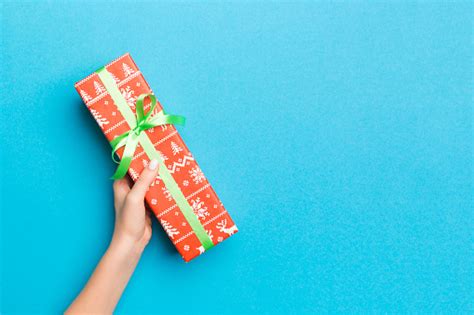 파란색 테이블 배경에 컬러 리본이있는 선물 상자를 들고있는 여성 팔 상단보기 및 복사 공간 디자인 가정 생활에 대한 스톡 사진 및 기타 이미지 Istock