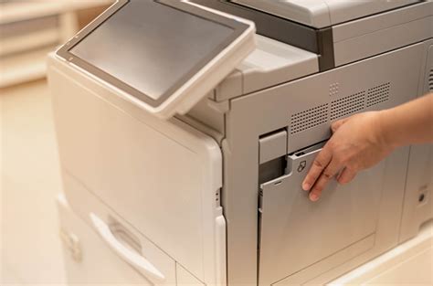 복사기의 터치스크린 모니터를 누르는 여성 핸드 복사기의 스캐너 문서 복사 Revolution에 대한 스톡 사진 및 기타 이미지 Revolution 기계 부분 누름