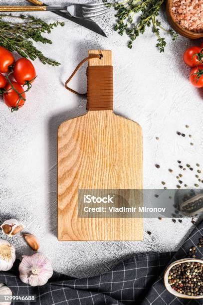 신선한 생 채소 야채의 중심에 나무 도마 건강하고 깨끗한 식사 비건 다이어트 식품 개념 흰색 배경입니다 맨 위 보기입니다 공간을 복사합니다 개념에 대한 스톡 사진 및 기타