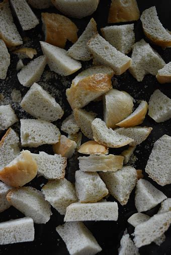 바삭바삭한 수제 크래커를 만들기 위해 진한 프로비노에 새하얀 빵을 담그고 있습니다 다이어트 적절한 영양 인생을 위한 맛있는 음식 0명에 대한 스톡 사진 및 기타 이미지