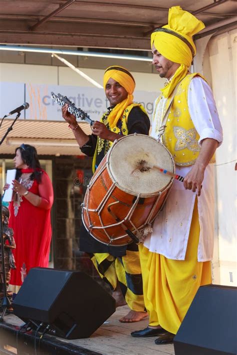 Un Homme Indien Jouant Un Tambour De Dholak Pour Le Festival Indou De Diwali Image Stock