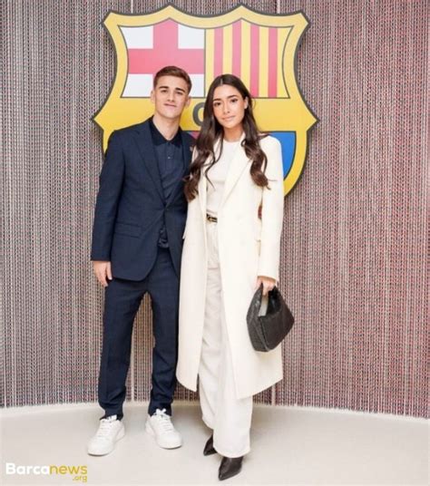 گاوی با دوست‌دخترش در باشگاه بارسلونا عکس بارسانیوز